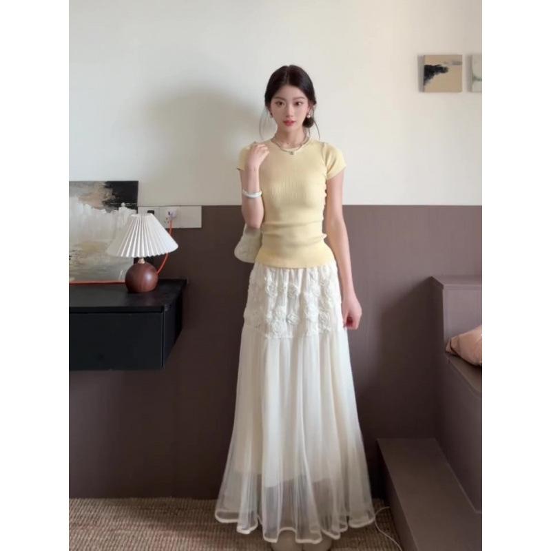 ・スタイル: 清新甜美、甜美風・商品カテゴリ: 休闲套装・セットスタイル: 裙套装・スカート丈: 中長・袖丈: 三分袖・袖型: 常规袖・主な素材: ポリエステル・主素材含有率: 70%（含）-80%（不含）・カラー展開: 黄色针织衫、花朵半...