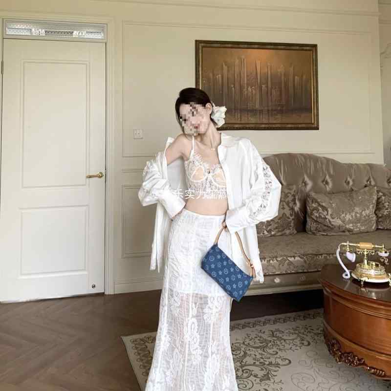・カテゴリ: 休闲套装・スタイル: 日韩休闲・主な素材: 氨纶30%以下、涤纶50-70%・柄: 纯色・スカート丈: 長スカート・袖丈: 長袖・袖型: 常规袖・カラー展開: 蕾丝胸衣、白色衬衫、白色半裙・サイズ展開: S、M、L