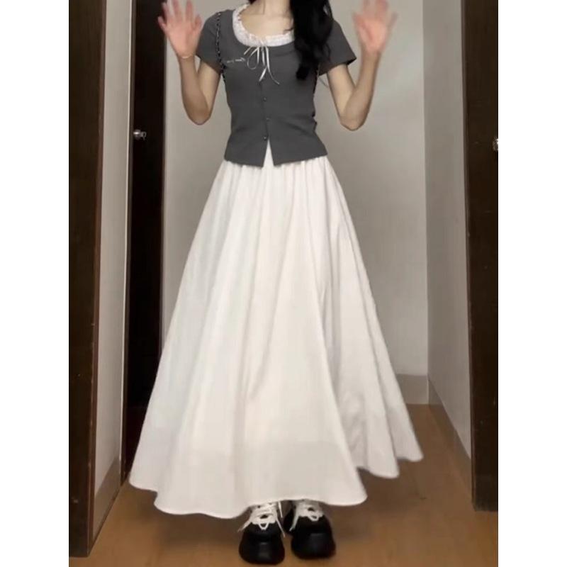 ・カテゴリ: 休闲套装・柄: 纯色・主な素材: 雪尼尔・主素材成分: 氨纶70%～80%、其它30%～50%・スタイル: 甜美学院风、御姐风、私服名媛・袖型: 常规袖・袖丈: 三分袖・カラー展開: 灰色上衣、白色半身裙、上衣+半身裙【两件套...