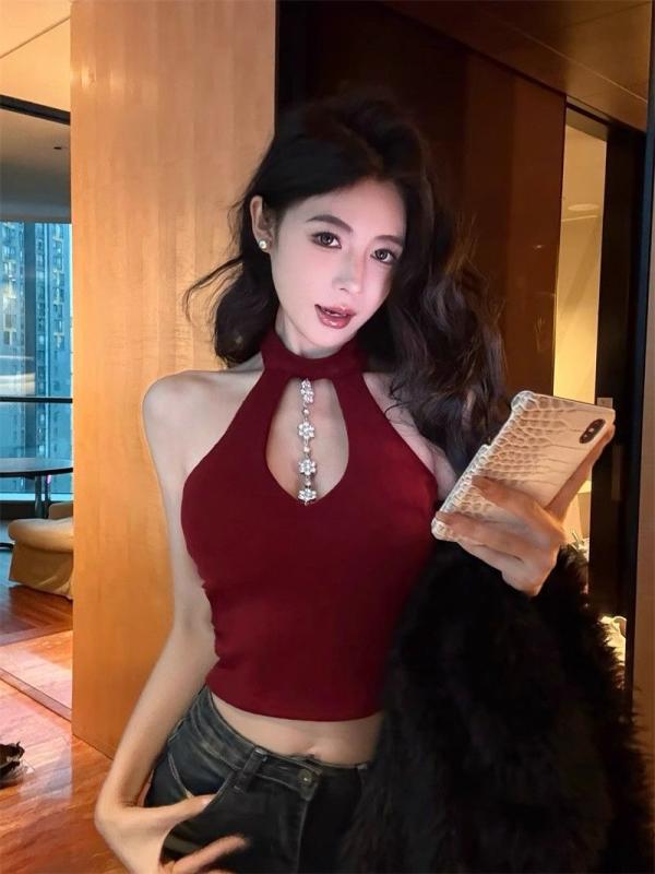 ・スタイル: セクシー・タイプ: ハルタネック・フィット: スリム・衣丈: ショート・柄: 花柄・流行要素: ラインストーン・カラー展開: 赤、黒・サイズ展開: 均一(62.5kg以内)・肩紐: ハルターネック、シングルストラップ・ストレッ...