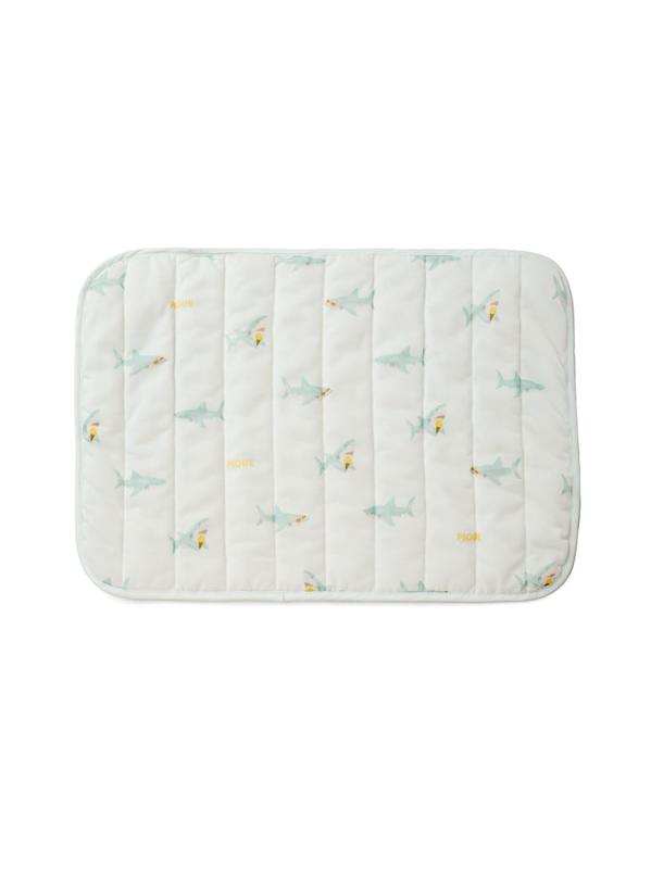 [ジェラートピケ キャットアンドドッグ] CAT&amp;DOG SHARK柄COOLINGマット PAGG252711素材:表地:ポリエステル100%/中わた:ポリエステル100%サイズ表記:F,たて:46cm,横:62cm