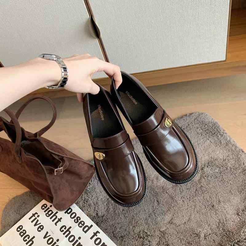 ・カテゴリ: 乐福鞋・スタイル: 日系・主な素材: 牛皮・パターン: 純色・トゥ形状: 丸トゥ・ヒール形状: 粗跟・ヒール高さ: 3-5cm・カラー展開: 黒色、棕色・サイズ展開: 34,35,36,37,38,39,40・アッパー高さ: ...