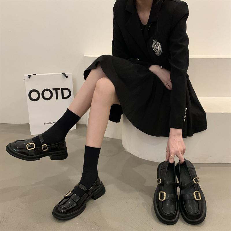 ・カテゴリ: 乐福鞋・スタイル: 甜美・素材: PU・パターン: 純色・つま先形状: 方頭・ヒール形状: 方跟・ヒール高さ: 1-3cm・カラー展開: 哑光黒,亮光黒・サイズ展開: 35,36,37,38,39・流行要素: 方扣・着用方法:...