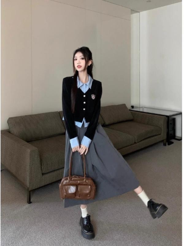 ・カテゴリ: セットアップ・スタイル: 甘め・主な素材: ポリエステル30%未満・柄: 無地・袖丈: 長袖・カラー展開: 上衣757 フェイクツーピース, 半身裙F988, セット上衣757+半身裙F・サイズ展開: S,M,L,XL