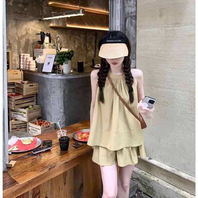 ・スタイル: 御姐風・カテゴリ: 休闲套装・袖丈: 無袖・袖型: 公主袖・柄: 印花・流行要素: 拼接・素材: 雪尼尔・主素材成分: 氨纶30%以下・カラー展開: 芥末黄上衣+短裤,白色上衣+短裤,藍色上衣+短裤・サイズ展開: S,M,L