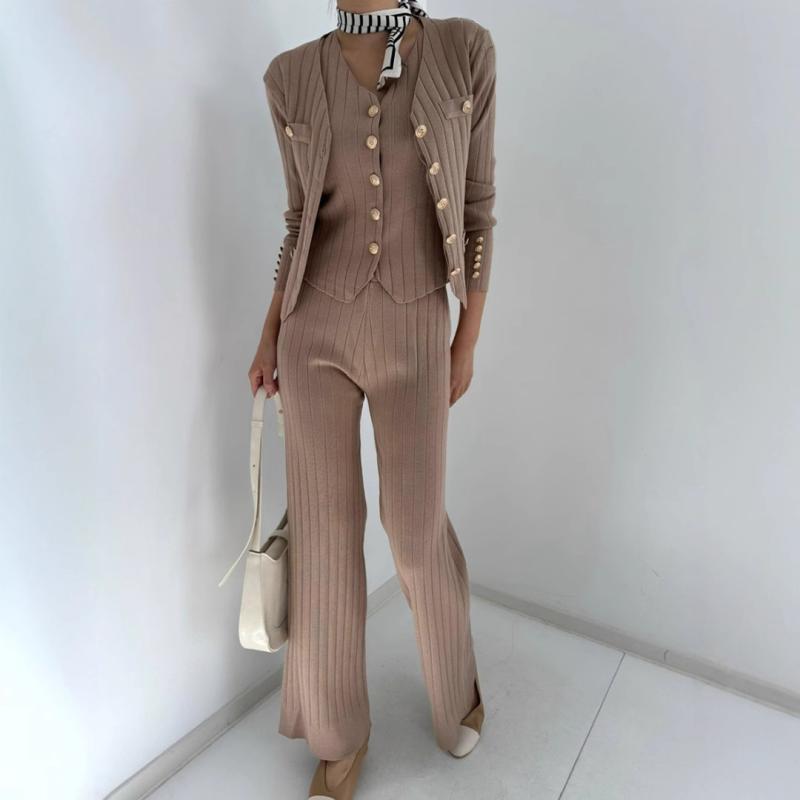 ・カテゴリ: 休闲套装・スタイル: 私服名媛,御姐风,気質优雅・主な素材: 棉・主面料成分: 棉 30%（含）-50%（不含）・カラー展開: 黒色,米白色,卡色・サイズ展開: 均码・袖丈: 長袖・袖型: 常规袖・パンツ丈: 長裤・セットスタ...