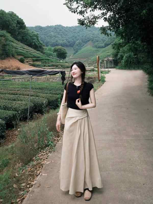 ・カテゴリ: 半身裙・スタイル: 通勤風・主な素材: ポリエステル95%以上、スパンデックス30%以下・スカート型: A型・スカート丈: ロング・流行要素: プリーツ・カラー展開: 杏色、ダークネイビー・サイズ展開: S,M,L,XL・伸縮...