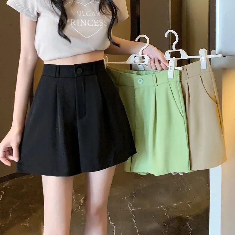 ・スタイル: クリアで甘美、プリンセス風・デザイン: ボタン、非対称・パンツタイプ: ワイドレッグ・パンツ丈: ショートパンツ・ウエスト: ハイウエスト・厚さ: 薄手・伸縮性: ややあり・カテゴリ: カジュアルパンツ・カラー展開: ブラック...