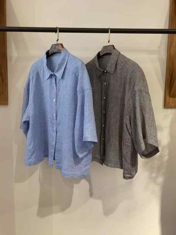 ・主な素材: 麻95%以上・柄: 格子・スタイル: 基本款・袖丈: 七分袖・袖型: 插肩袖・版型: 宽松型・衣長: 普通款(50cm<衣長≤65cm)・ネックライン: 翻領・流行要素: 紐釦・襟型: 単排多扣・カラー展開: 黒格、藍格...