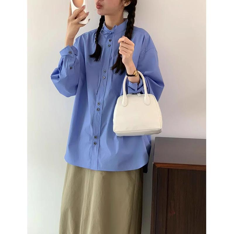 ・カテゴリ: シャツ・主な素材: 綿100%・柄: 無地・袖丈: 長袖・スタイル: カジュアル・カラー展開: ブルー、ホワイト、ベージュ・サイズ展開: フリーサイズ・ネックライン: スタンドカラー・袖型: 標準袖・流行要素: ボタン・プラケ...