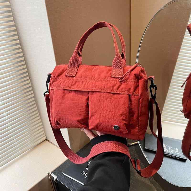 ・スタイル: 都市簡約・主な素材: ニロン・形状: 横型方形・サイズ: 中・開閉: ジッパー・内部構造: 挟層ジッパー袋・硬さ: 中偏軟・外ポケット: 内貼袋・人気要素: 車縫線・ショルダーストラップ数: 3本