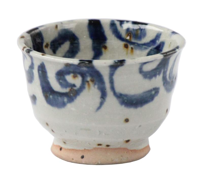 陶里『信楽焼』水面唐草(青)ぐい呑 W317-07サイズ:幅6.5X奥行6.5X高さ4.5cm素材：陶器生産国：日本