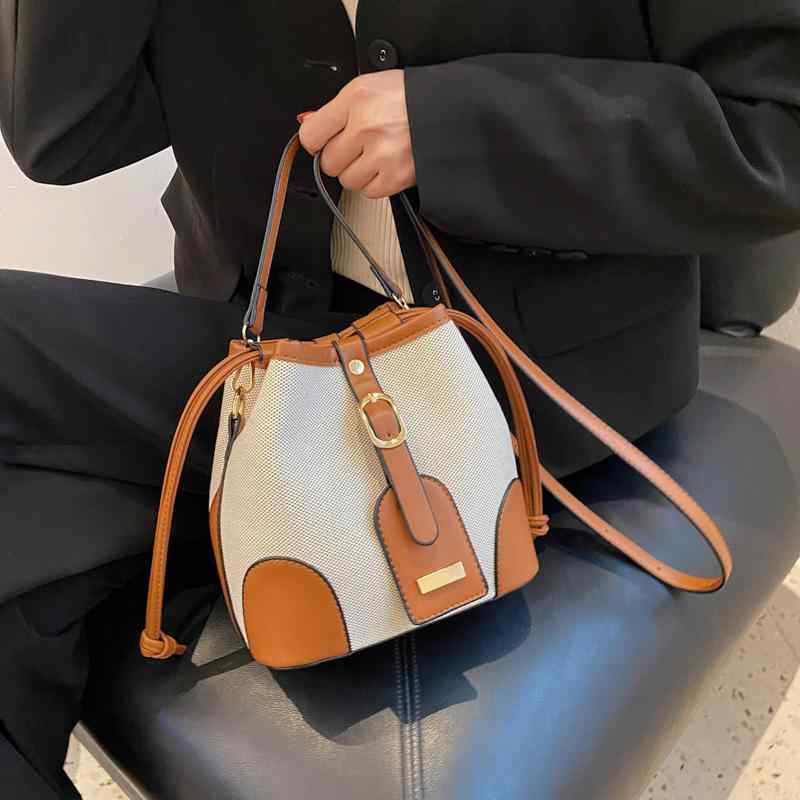 ・カラー展開: ブルー、ブラック、ブラウン、グリーン、レッド・スタイル: クロスボーダー・主な素材: 帆布・形状: バケツ型・サイズ: 中・流行要素: コントラストカラー・内生地: ポリエステル100%・開閉方式: ドローストリング・内部構...
