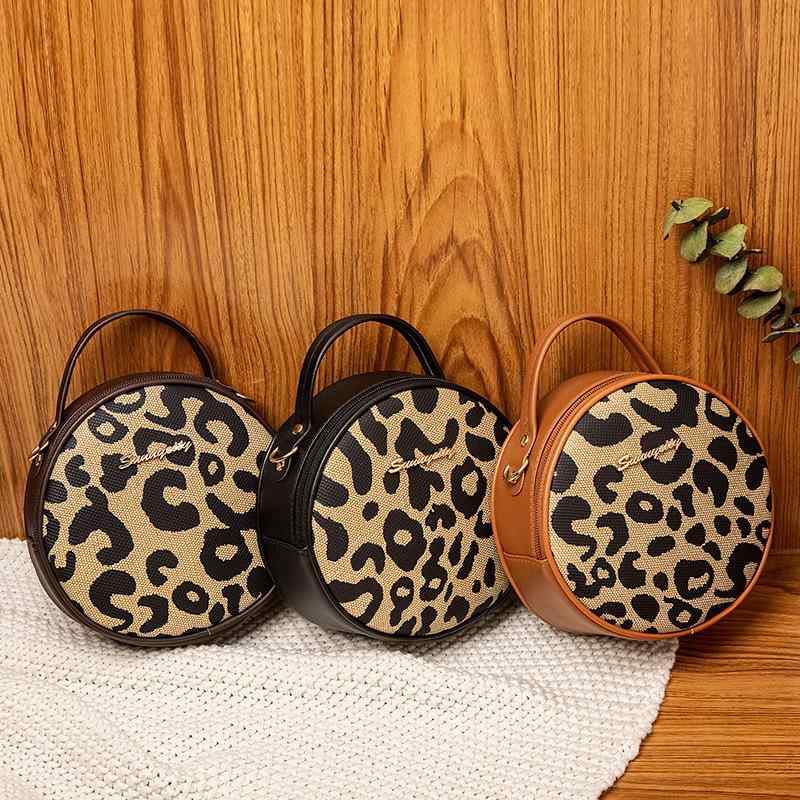 ・素材: PU・内装: ポリエステル・形状: 丸型・開閉: ジッパー・硬さ: 中程度の柔らかさ・スタイル: 小さなラウンドバッグ・サイズ: 小・カラー展開: ブラック、ブラウン、ベージュ・ストラップ数: 1本