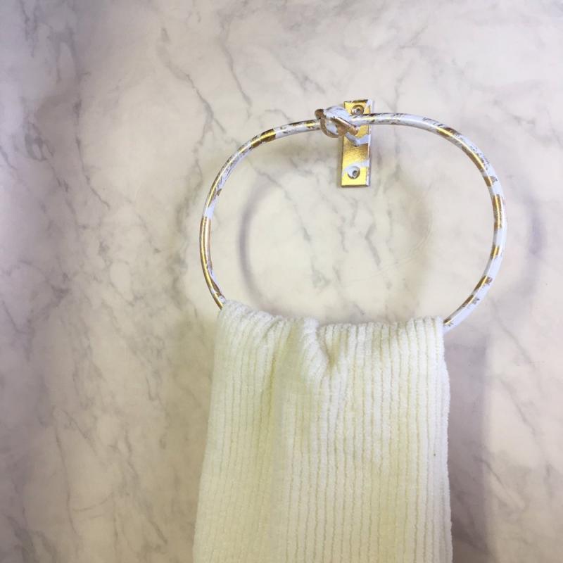 MASOUDITRADING タオルハンガー リング アイアン ホワイトゴールドカラー アンティーク調サイズ H：17cm　W：20cm　D：6cm 重量：250g カラー ：アンティーク調ホワイトゴールド 素材　鉄・ロートアイアン製ハンド...