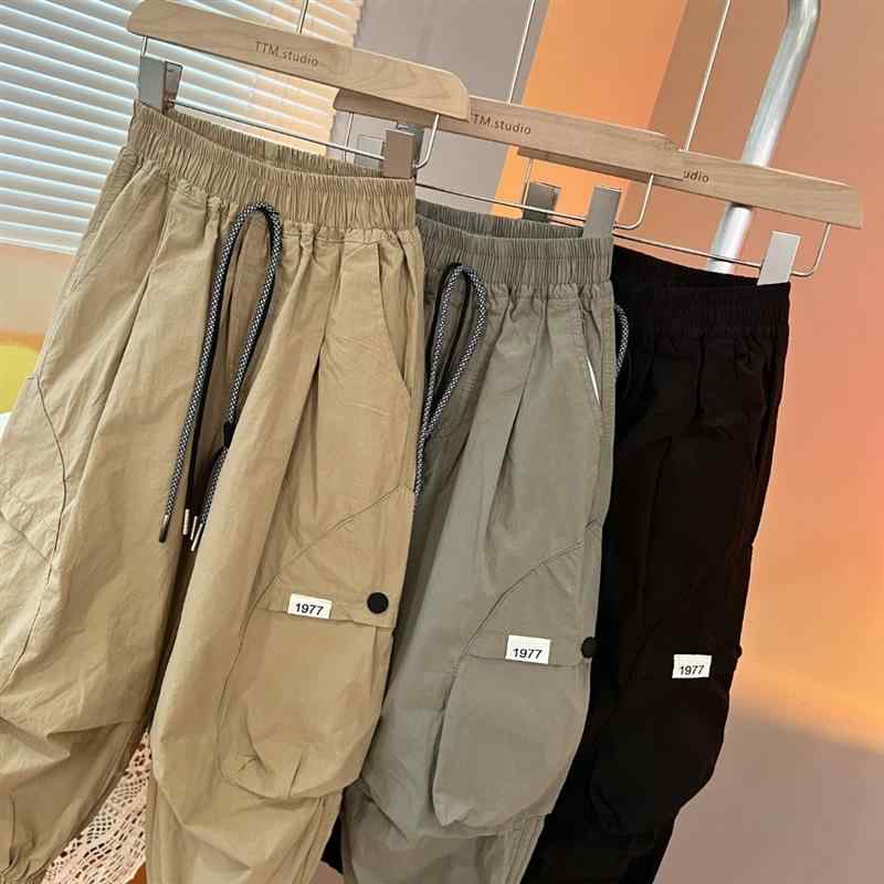 ・スタイル: 韓国版・主な素材: 綿90%・パンツ丈: ロング・カテゴリ: キッズパンツ・スタイル: ワークパンツ・柄: 無地・要素: かわいい・ウエスト: ミドル・クロージャー: ゴムウエスト・カラー展開: スカイブルー、ブラック、カーキ...