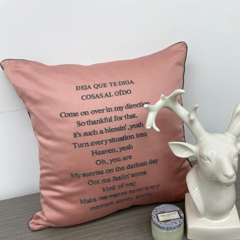 ・カテゴリ: 抱枕・主な素材: 綿・柄: 無地・カラー展開: グレー、ダークグリーン、ターコイズグリーン、ライトベージュ、レッド・サイズ展開: 45×45cm・スタイル: 軽奢・刺繍: あり・充填材: ポリエステル繊維