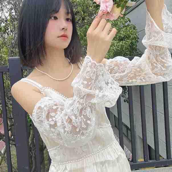 ・スタイル: 日韓風・主な素材: ポリエステル・素材: 雪紡・柄: 植物花卉・カラー展開: 白色、米白色