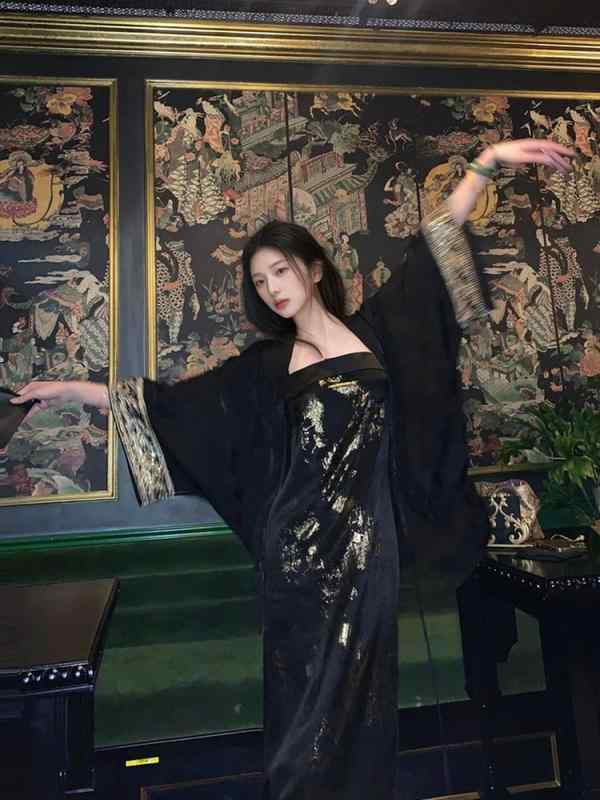 ・カテゴリ: スカート・柄: 植物花卉・丈: ロング・流行要素: 印花・スタイル: ボヘミアン・主な素材: 再生繊維素繊維95%以上・カラー展開: 上衣、吊帯裙・サイズ展開: S、M、L・セットスタイル: スカートセット・性別: 女性・袖丈...