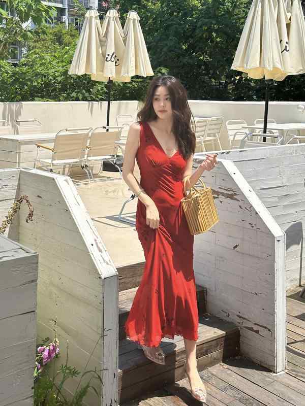 ・カテゴリ: 連衣裙・スタイル: 通勤風・柄: 純色、碎花・プリント: 印花・スタイル: 気質通勤・ネックライン: V字領・袖丈: 無袖・スカート丈: 長裙・スカートタイプ: A字裙、魚尾・ウエスト: 高腰・人気要素: 褶皺・組み合わせ: ...