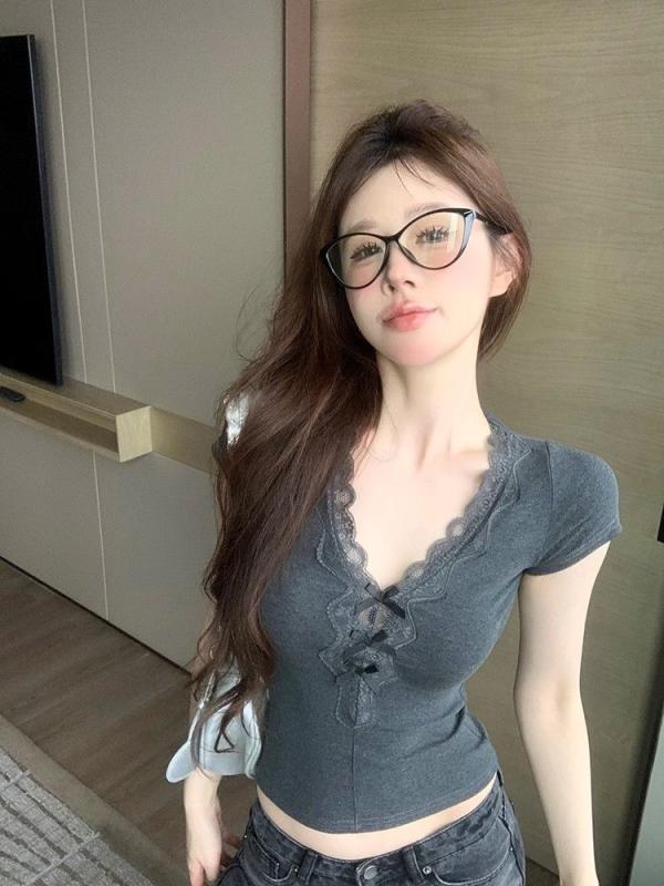 ・カテゴリ: Tシャツ・スタイル: 日韓カジュアル、韓系・主な素材: モダール90-95%・柄: レース・ネックライン: Vネック・袖丈: 短袖・袖型: 通常・流行要素: リボン・カラー展開: グレー・サイズ展開: S、M、L、XL・フィッ...