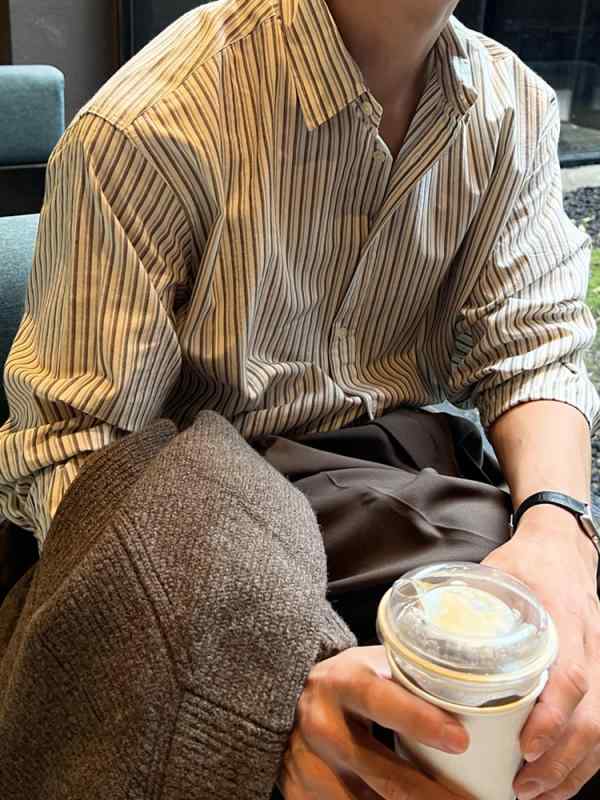 ・カテゴリ: シャツ・スタイル: 軽熟カジュアル・主な素材: 綿70%、ポリエステル30%・袖丈: 長袖・柄: 条紋・厚み: 薄手・詳細: ピースカラー・適用シーン: カジュアル・カラー展開: クラシックストライプ・サイズ展開: M,L,X...