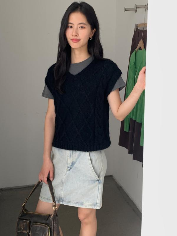 ・カテゴリ: 馬甲/背心・スタイル: 韓系風、日韓休闲・主な素材: 马海毛30-50%、羊毛30-50%、尼龙40%・ネックライン: V字领・柄: 纯色・流行要素: 菱格・カラー展開: 白色、黒色、浅花灰・サイズ展開: 均码・衣長: 普通款...