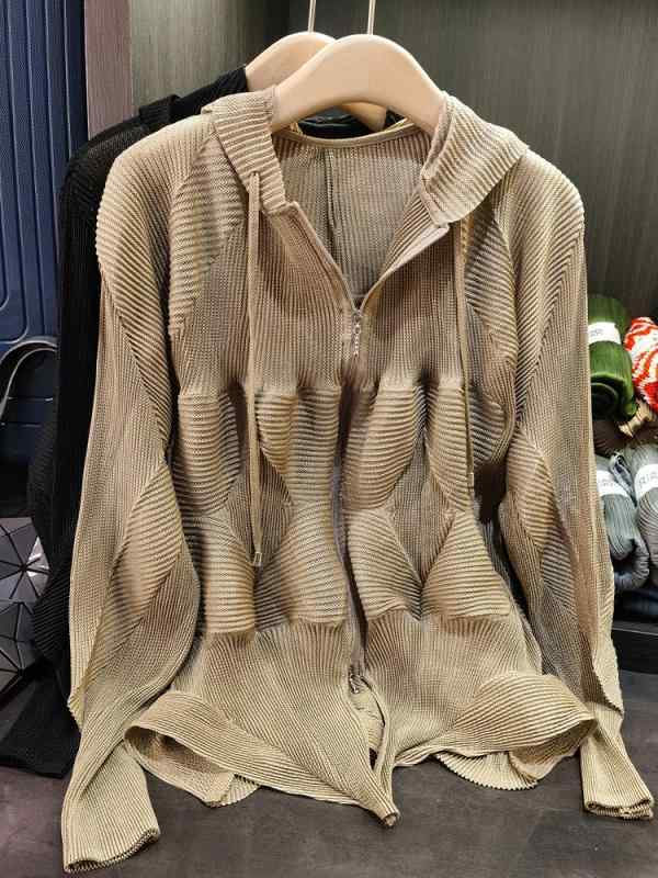 ・主な素材: ポリエステル95%以上・スタイル: 通勤・厚み: 中厚・衣丈: 普通(50cm<衣長≤65cm)・袖丈: 長袖・袖型: 標準・ネックライン: フード・流行要素: プリーツ・カラー展開: 卡其色、黒・サイズ展開: 均一サイ...