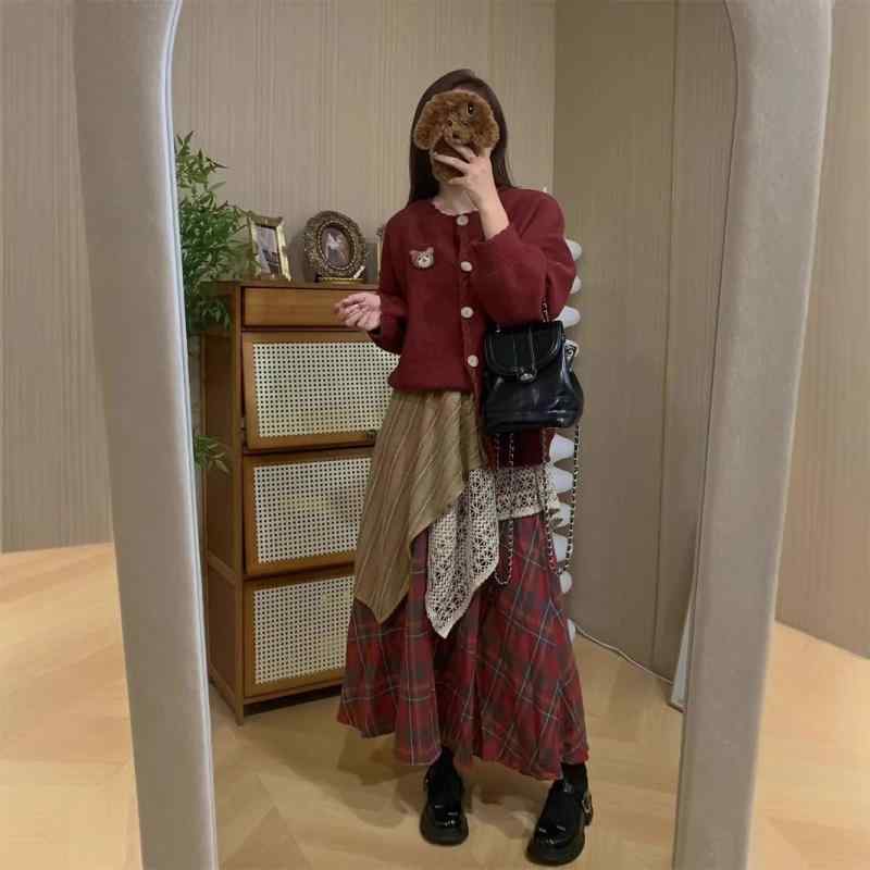 ・カテゴリ: 休闲套装・スタイル: 韩系风・主な素材: 涤纶30-50%・柄: 条纹/格子・スカート丈: 長スカート・流行要素: 褶皱・袖丈: 長袖・袖型: 常规袖・カラー展開: 赤・サイズ展開: S、M、L、XL、XXL・セットスタイル:...