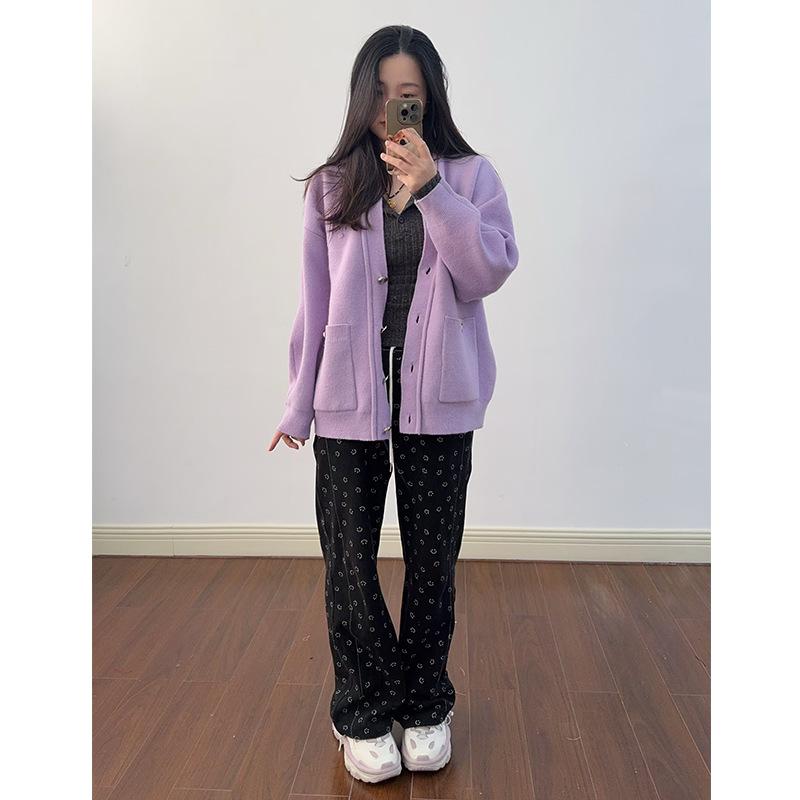 ・主な素材: ポリエステル30-50%・柄: 無地・厚み: 中厚・スタイル: 開衫・版型: ルーズフィット・袖丈: 長袖・ネックライン: Vネック・カラー展開: パープル・サイズ展開: S,M,L