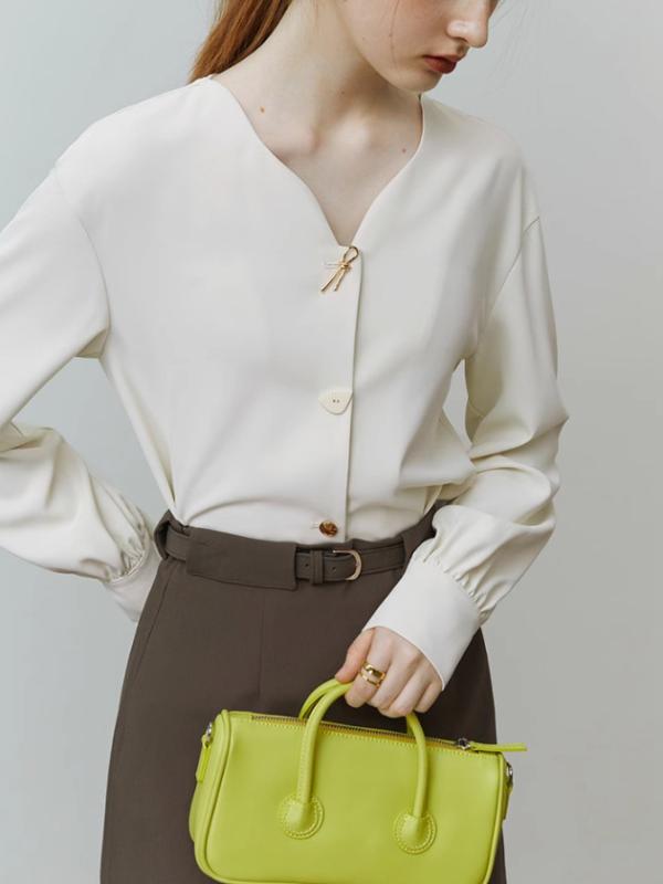 ・カテゴリ: シャツ・スタイル: 通勤・主な素材: ポリエステル30-50%・柄: 無地・デザイン: 開衫・袖丈: 長袖・袖型: ランファン袖・衣丈: 普通(50-65cm)・ネックライン: Vネック・カラー展開: 画像色・サイズ展開: S...