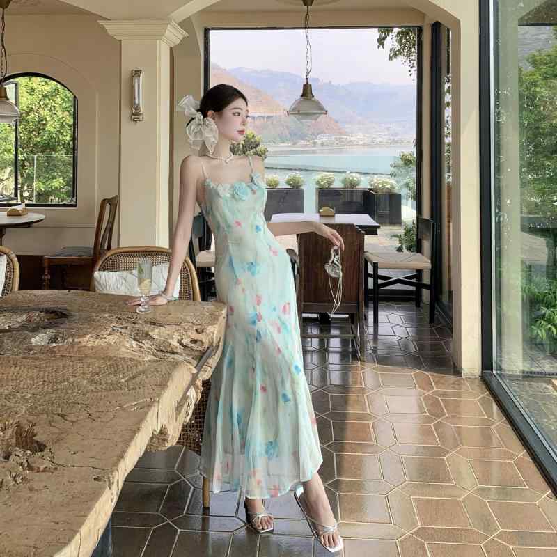 ・カテゴリ: 連衣裙・スタイル: 度假风・主な素材: 涤纶・柄: 花朵・加工: 拼接・スタイル: 吊带款・組み合わせ: 単件・スカート丈: 中長・スカート型: A字・ネックライン: V字領・袖型: 無袖・袖丈: 無袖・ウエスト型: 高腰・流...