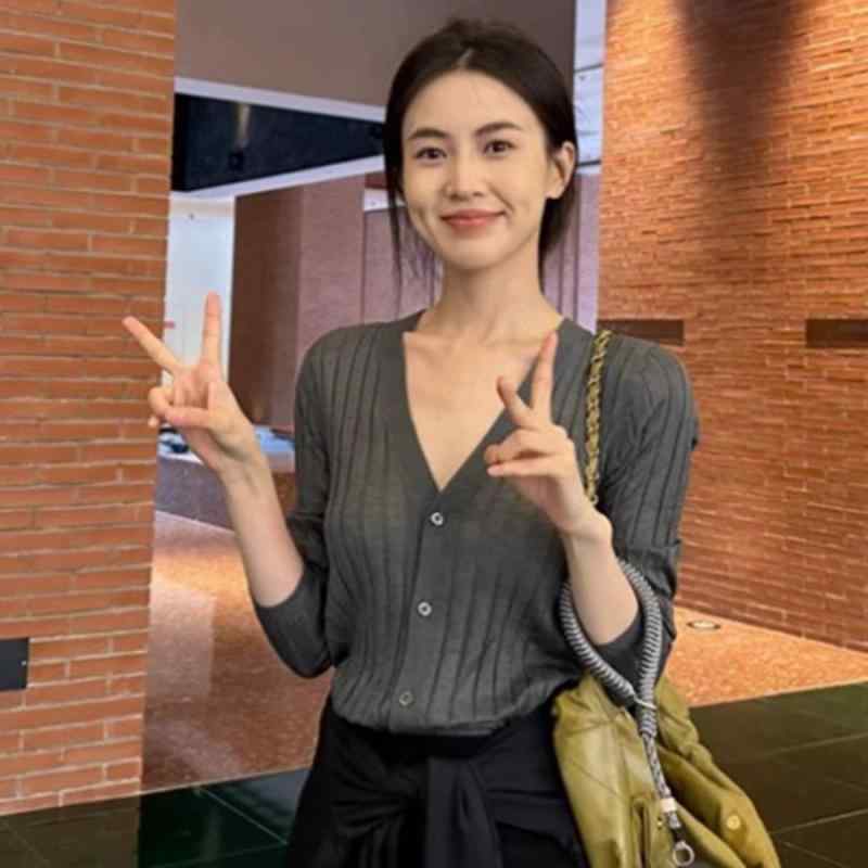 ・カテゴリ: 毛衣・スタイル: 韓系風・主な素材: 羊毛・柄: 単色・厚み: 中厚・組み合わせ: 単品・タイプ: 開衫・版型: 標準・袖型: 標準袖・ネックライン: Vネック・袖丈: 長袖・流行要素: ボタン・衣丈: 短め(40cm<...
