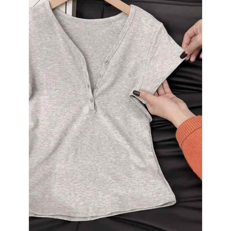 ・カテゴリ: Tシャツ・スタイル: 私服・主な素材: 綿・主な素材含有量: 90%（含）-95%（不含）・柄: 無地・ネックライン: Vネック・袖丈: 短袖・袖型: 通常・フィット: スリム・着丈: 短め・カラー展開: グレー、ブラック・サ...