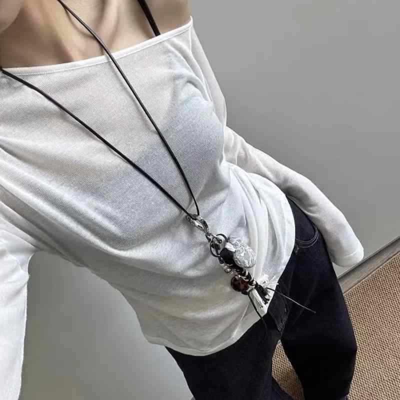 ・カテゴリ: Tシャツ・スタイル: 純欲風・柄: 無地・袖丈: 長袖・袖型: 標準・版型: ルーズフィット・衣長: 普通・ネックライン: 斜め襟・カラー展開: 白色、黒色・サイズ展開: S、M・主な素材: 氨纶・素材含有量: 30%以下