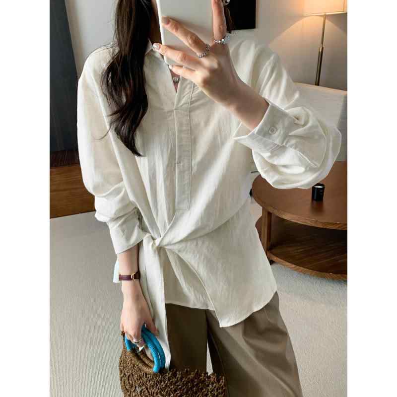 ・主な素材: 莱赛尔纤维95%以上・柄: 無地・スタイル: 通勤風・袖丈: 長袖・カラー展開: 白色、藏青色・サイズ展開: S、M、L・フィット感: ゆったり・ネックライン: POLO領・袖型: 標準・デザイン: 紐締め+紐巻き