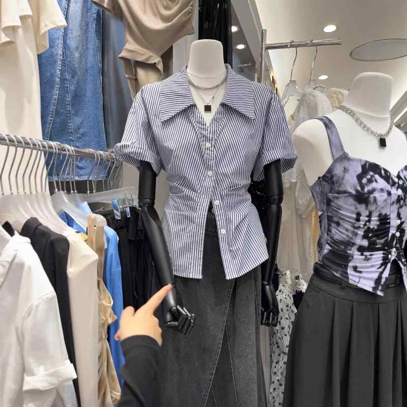 ・カテゴリ: シャツ・スタイル: 気質通勤・主な素材: ポリエステル95%以上・ネックライン: POLO・袖丈: 短袖・袖型: 通常・柄: ストライプ・カラー展開: ストライプ・サイズ展開: S、M、L、XL・フィット: 通常・着丈: 普通...
