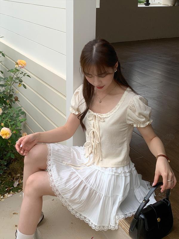 ・カテゴリ: シャツ・スタイル: 休闲・主な素材: 綿80-90%・柄: 無地・袖丈: 短袖・袖型: 泡泡袖・カラー展開: 豆沙咖、杏色・サイズ展開: 均码・フィット: ゆったり・着丈: 短め・ネックライン: Uネック