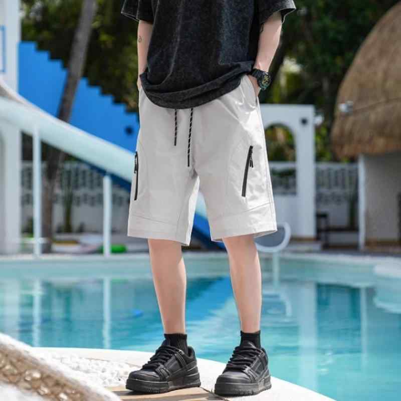 ・カテゴリ: パンツ・スタイル: 青春流行・主な素材: ポリエステル100%・カラー展開: グレー、ブラック・サイズ展開: M、L、XL、2XL、3XL、4XL、5XL・パンツ丈: 5分丈・パンツ型: ワイド・ストレッチ: 無