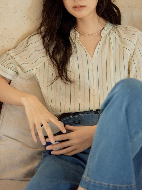 ・カテゴリ: シャツ・主な素材: 綿95%以上、ポリエステル30%以下・柄: 条紋/格子・スタイル: 通勤風・版型: スタンダード・袖丈: 短袖・袖型: スタンダード・衣長: 普通(50-65cm)・ネックライン: Vネック・流行要素: ス...