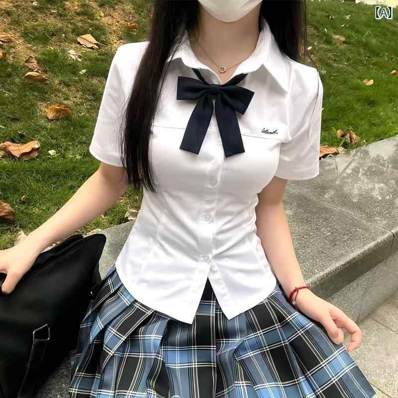 ・主な素材: ポリエステル90-95%・柄: 無地・袖丈: 短袖・スタイル: 学院風、清新甜美・フィット: スリム・衣長: 普通・ネックライン: ラウンド・袖型: ストレート・ディテール: ボタン、刺繍・カラー展開: 羽町オリジナルJK短袖...
