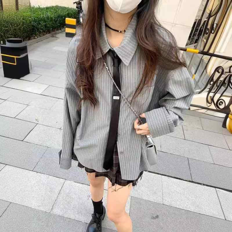 ・カテゴリ: シャツ・スタイル: 通勤・主な素材: ポリエステル90%-95%・柄: 条紋・袖丈: 長袖・袖型: シャツ袖・カラー展開: グレー、ブルー・サイズ展開: S、M、L、XL、XXL・デザイン: 開襟・フィット: ルーズフィット・...