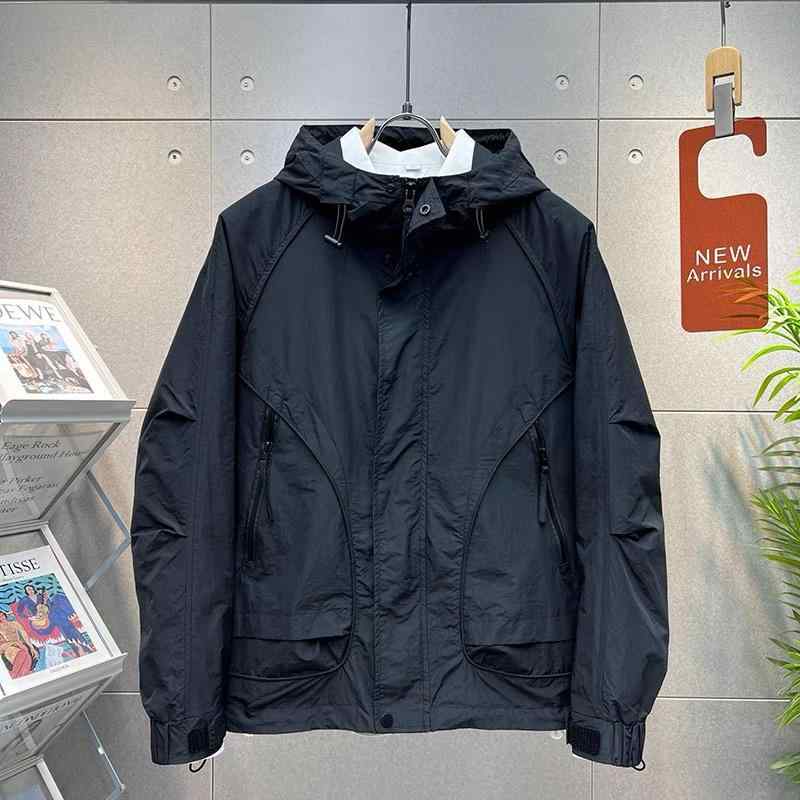 ・カテゴリ: ジャケット・スタイル: 日系工装・素材: ポリエステル100%・裏地: 綿100%・ネックライン: スタンドカラー・フード: あり・厚み: 薄手・柄: 無地・シーン: スポーツ・ディテール: 多ポケット・ポケット: サイドポケ...