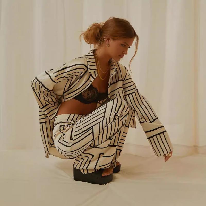 ・柄: 条紋・パンツ丈: ロング・プリント技法: 数码印花・主な素材: ポリエステル・主な素材含有率: 95%以上・カラー展開: 杏色、ブルー、ディープカーキ・サイズ展開: S、M、L・スタイル: 韓国風カジュアル・商品タイプ: カジュアル...