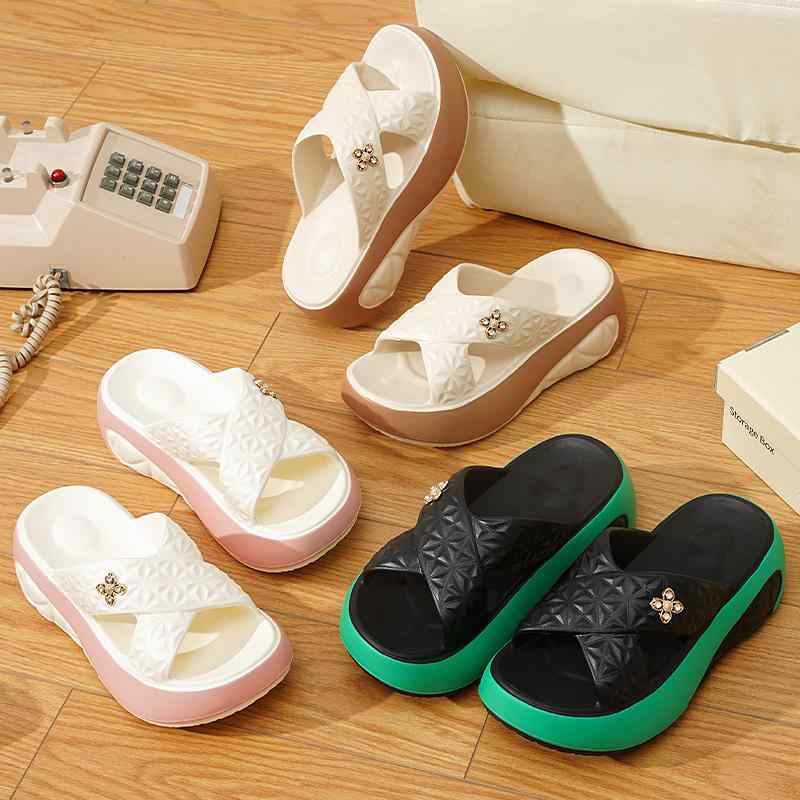 [{"item":"カラー展開: ブラック、グリーン、ホワイト、ピンク、ブラウン"},{"item":"サイズ展開: 35、36、37、38、39、40"},{...
