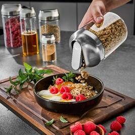 ドイツキッチンウェアブランドの『GEFU』の食品用ガラスフードコンテナ●ステンレス製のフタには開閉式注ぎ口があります。●傾けるだけで手を汚さずに簡単に注ぎ込むことができます。●詰め替えやお掃除もフタをまわすだけで簡単フタにはシリコンシーリン...