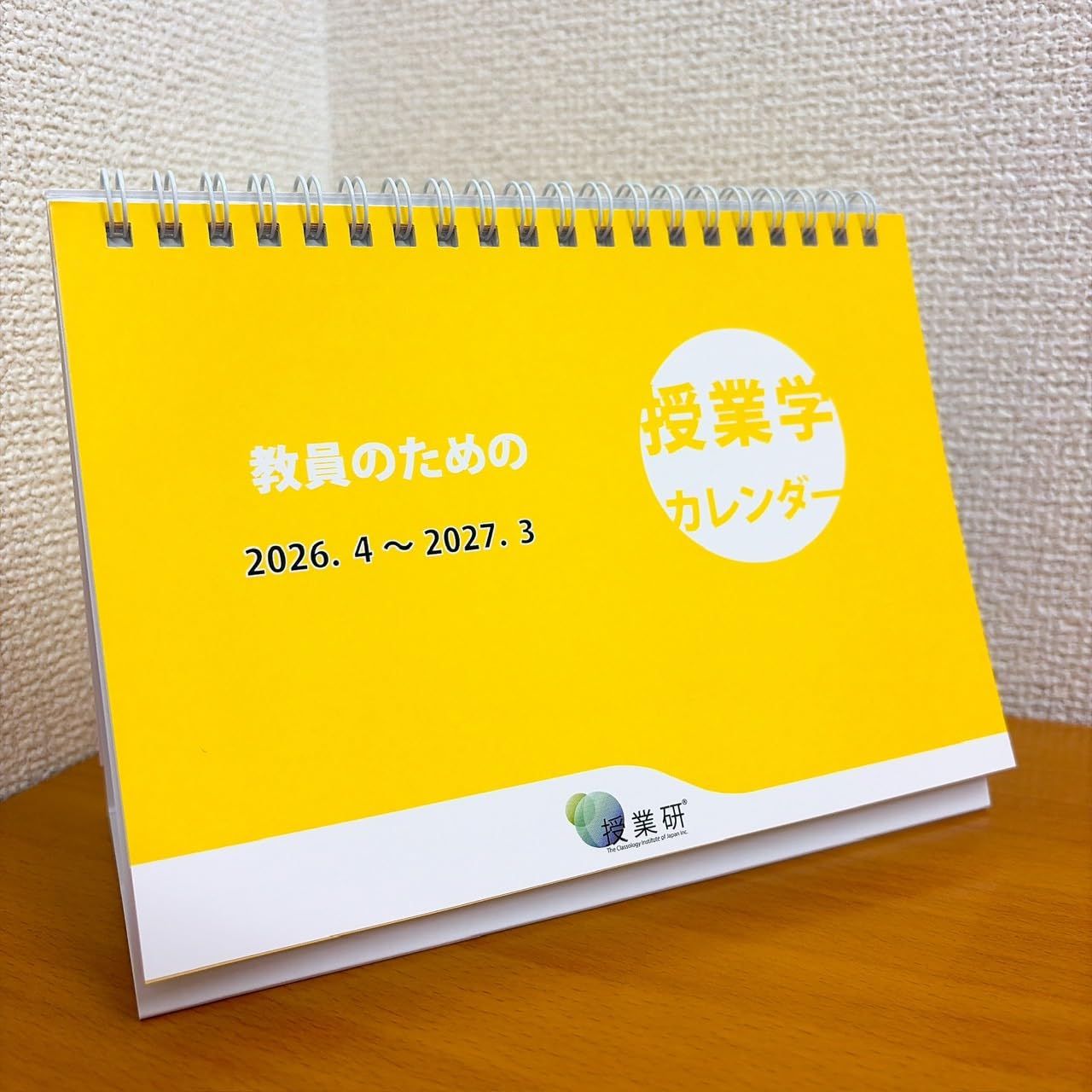 ・期間:2026年度(4月~3月) ・仕様:月曜始まり ・タイプ:卓上B6三角タイプ