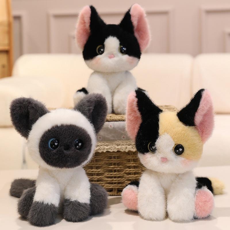 ぬいぐるみ レディース 猫 リアル かわいい 猫 猫 癒し系 置物 インテリア デスク 卓上 飾り プレゼント ギフト 贈り物 誕生日 お祝い ふわふわ シャム猫 三毛猫 デボンレックス 人形 マスコット 雑貨・カラー: 三毛.白黒.ホワイ...