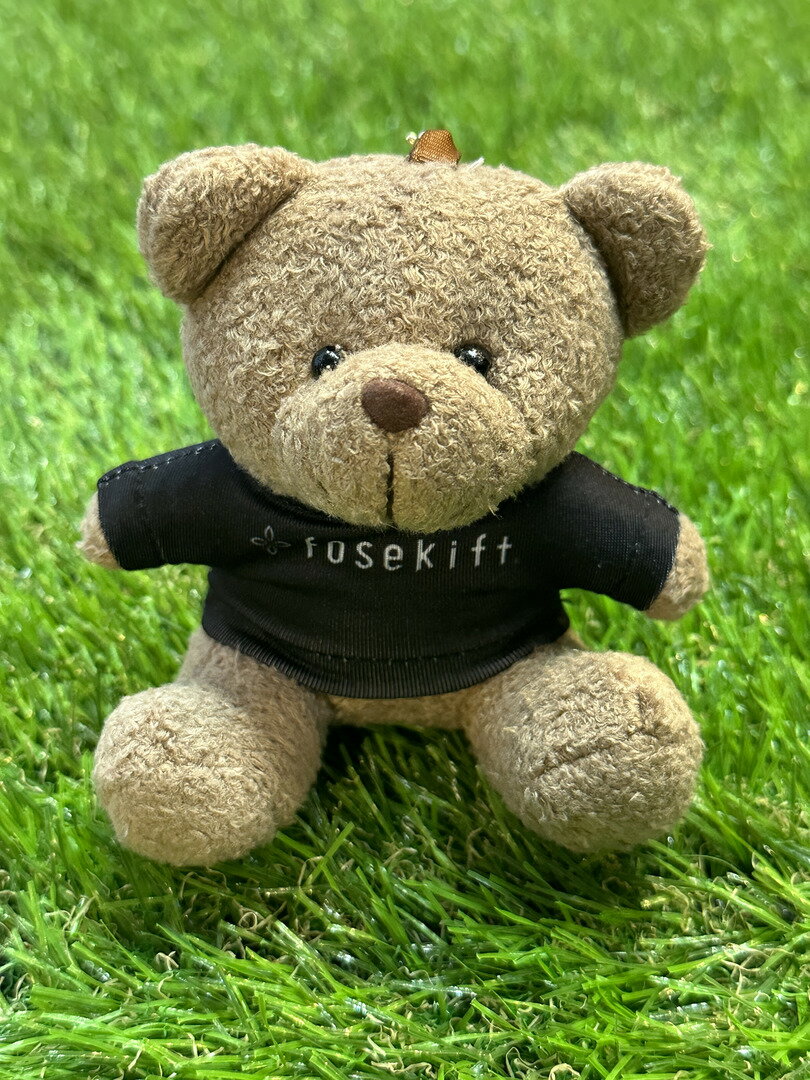 この商品は 【クマぬいぐるみキーホルダー】 ポイント FoseKiftオリジナルTシャツを着せたキーホルダー。 【商品説明】 ひとつずつ手作業で縫製する、オリジナリティーあふれるキーホルダーになります。【原産地】Mainland CN※一部...