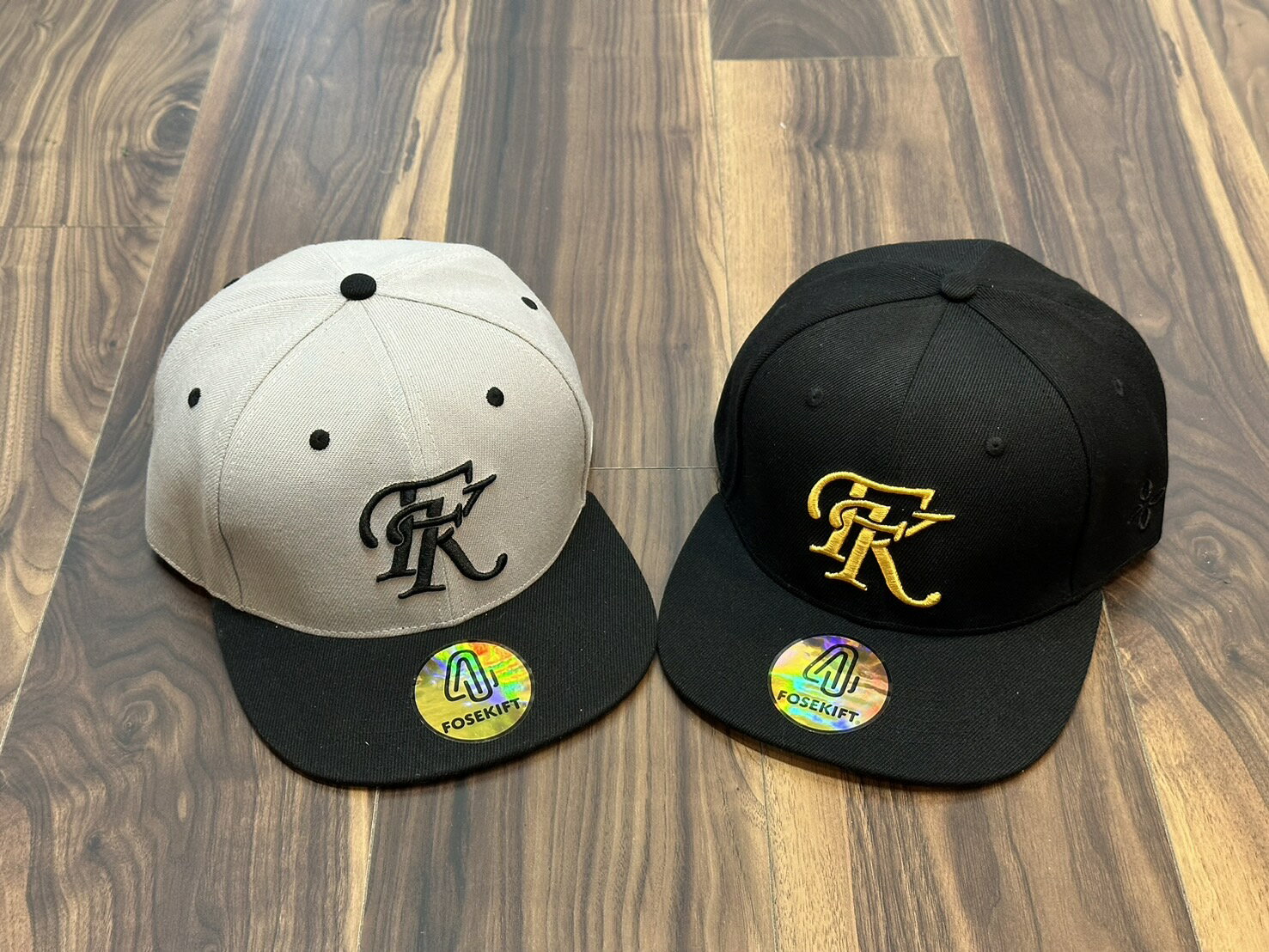 この商品は 【FoseKiftCAP】03[Cap スポーツ メンズ レディース 社会貢献 おしゃれ] ポイントフロントにFoseKiftの頭文字FKを刺繍したストリートキャップ。左サイドには四葉も。（2種類） 【商品詳細】 サイズ:54〜...